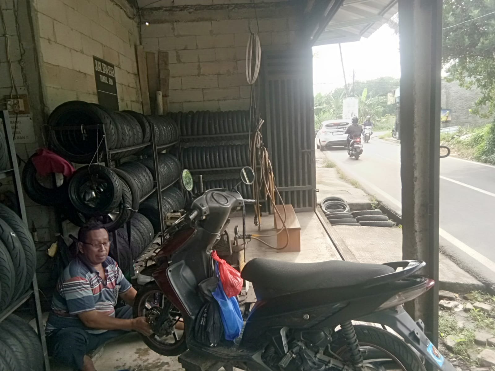 Kisah Pak Burhan, Penambal Ban yang Tak Pernah Lupa Sholat Dhuha ...